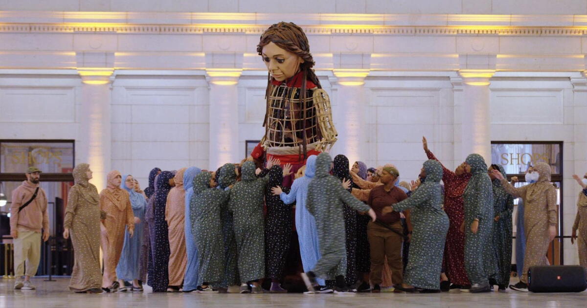 Watch Giant Child Refugee Puppet Little Amal Learns ASL to Find Home ...