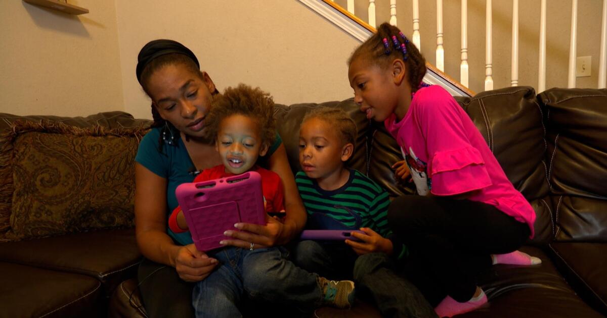 Watch Learning to Read with Apps | Learning to Read Season 2024 | PBS SoCal